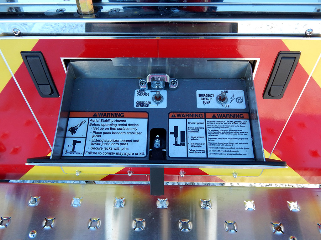 HME 80-FOOT THREE SECTION REAR MOUNT AERIAL LADDER #H1006 | Alexis Fire ...