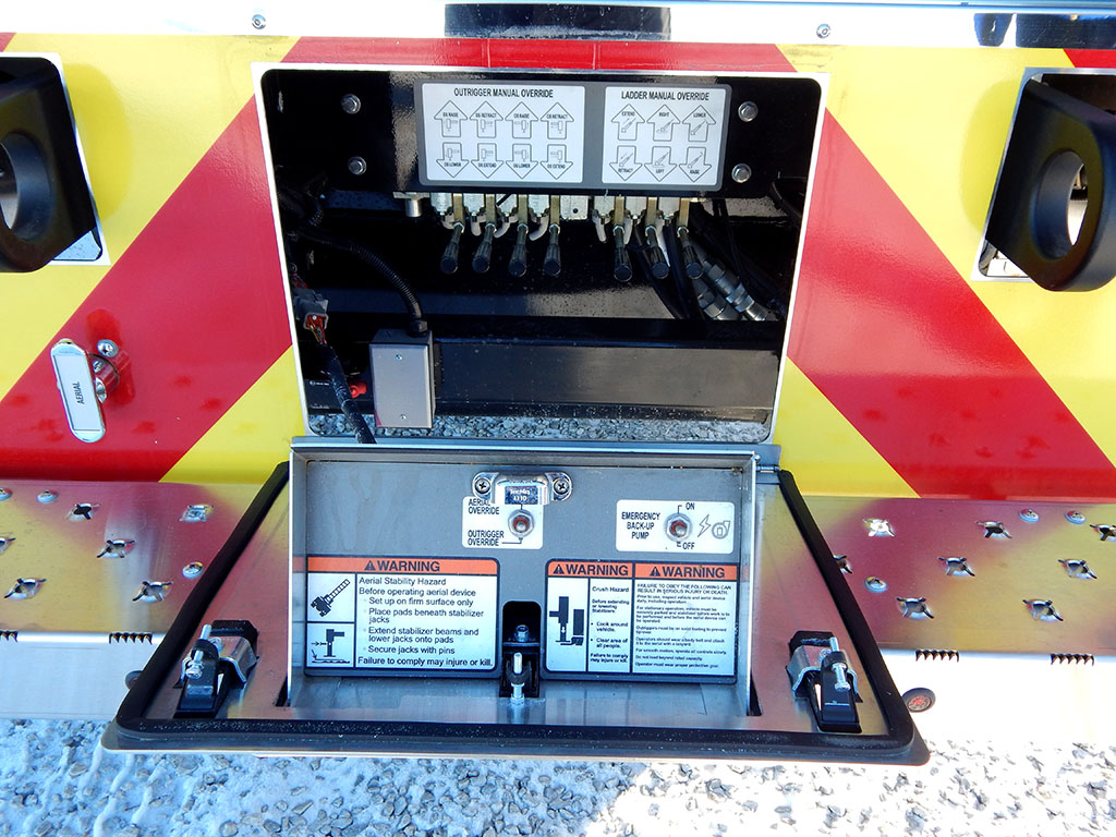 HME 80-FOOT THREE SECTION REAR MOUNT AERIAL LADDER #H1006 | Alexis Fire ...